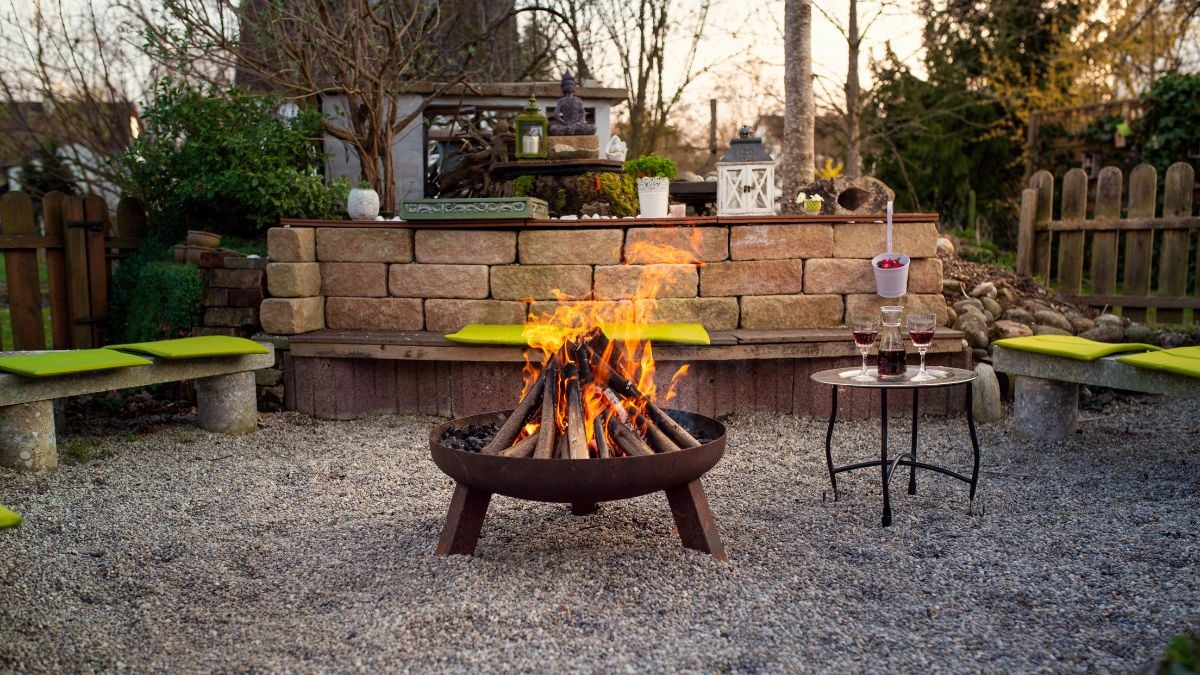 35 Cozy Bonfire Pit Ideas for Memorable Backyard Gatherings