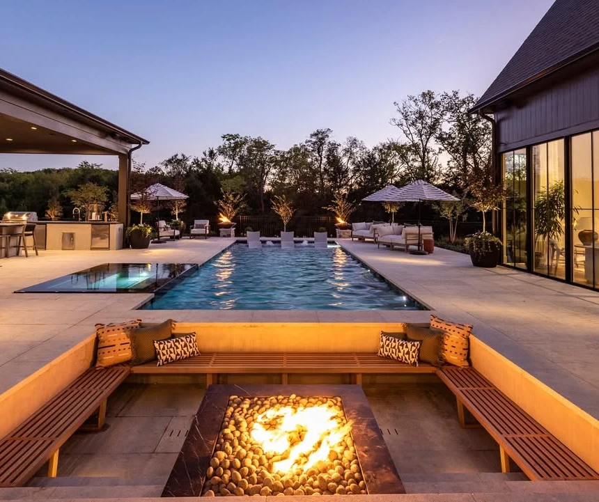 35 Sizzling Poolside Fire Pit Ideas to Ignite Your Backyard Oasis