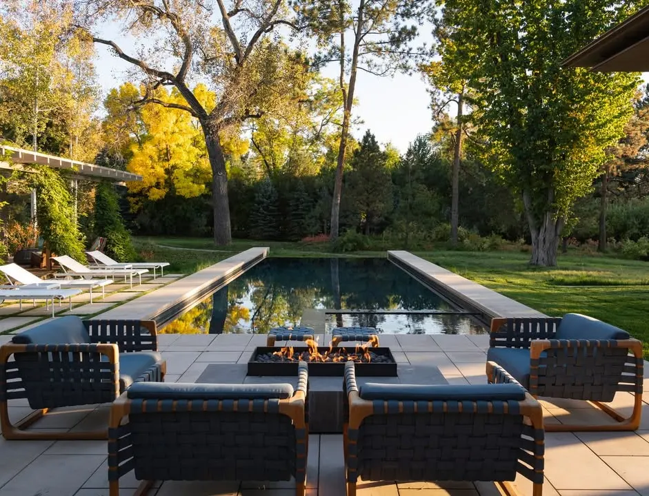 35 Sizzling Poolside Fire Pit Ideas to Ignite Your Backyard Oasis