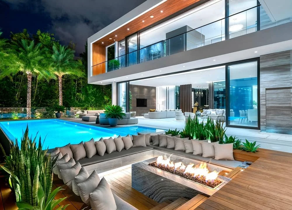 35 Sizzling Poolside Fire Pit Ideas to Ignite Your Backyard Oasis