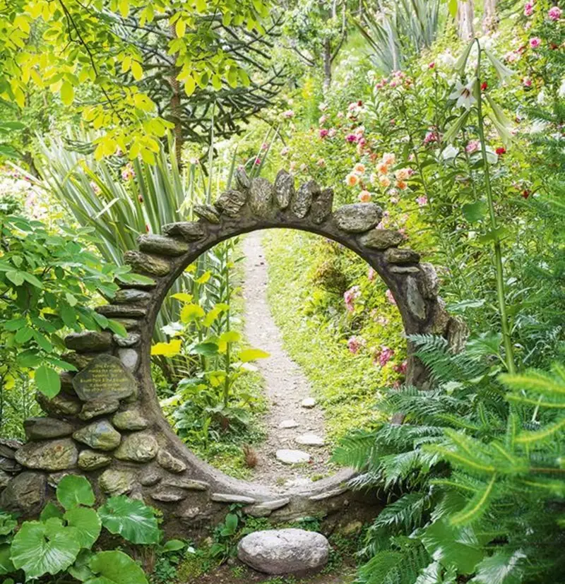 35 Stunning DIY Garden Moon Gate Ideas