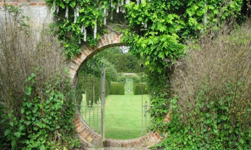 35 Stunning DIY Garden Moon Gate Ideas