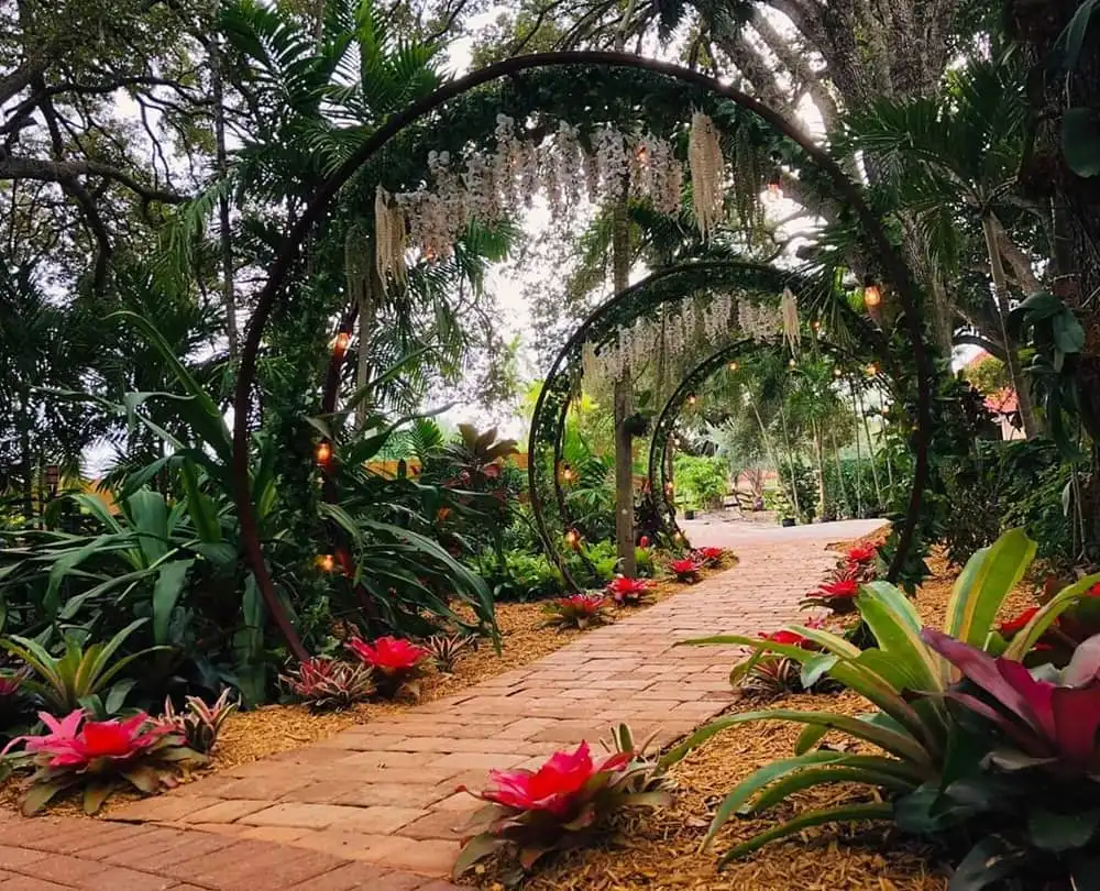 35 Stunning DIY Garden Moon Gate Ideas