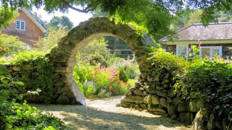 35 Stunning DIY Garden Moon Gate Ideas