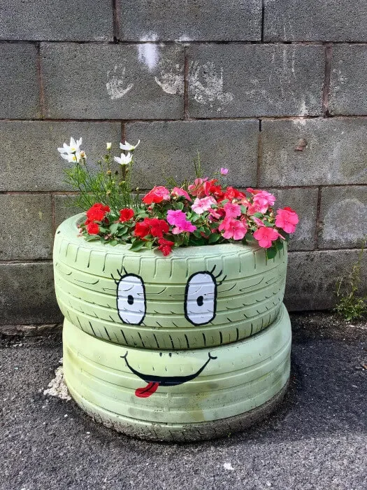 35 Brilliant DIY Tire Planter Ideas That'll Beautify Your Garden on a ...
