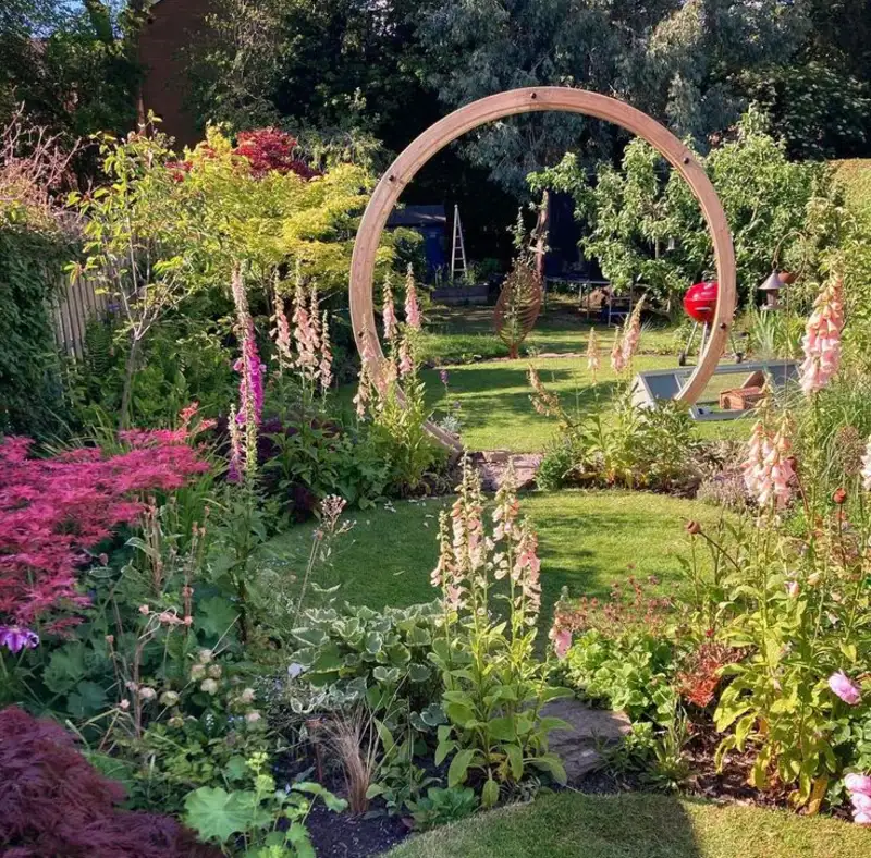 35 Stunning DIY Garden Moon Gate Ideas