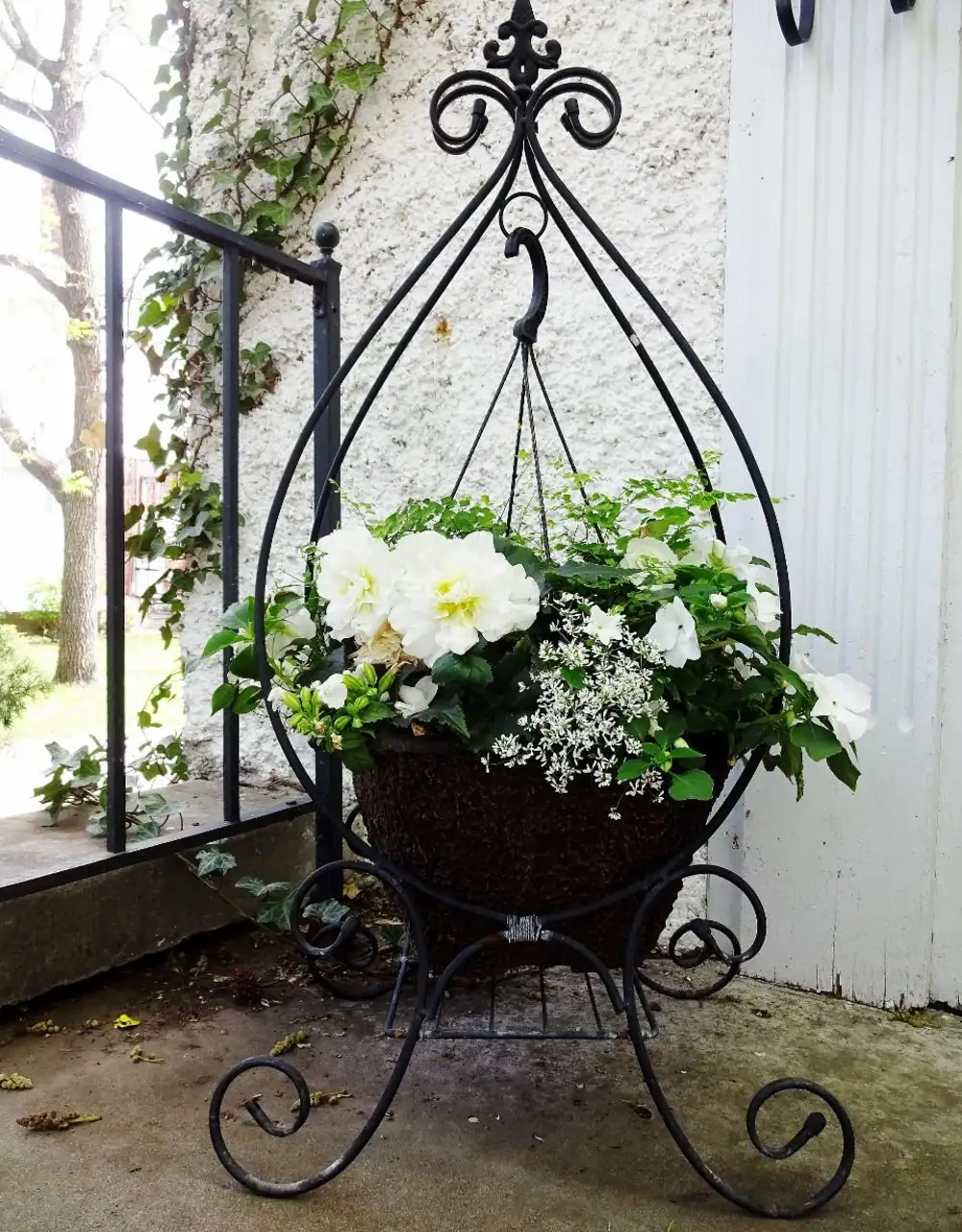 40 Unusual Hanging Basket Ideas That’ll Upgrade Your Entire Home